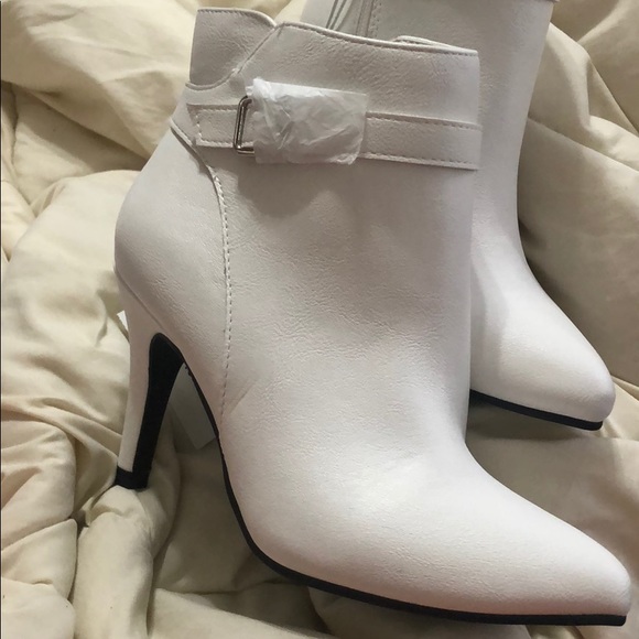 me too | Shoes | Me Too White Ankle Booties | Poshmark